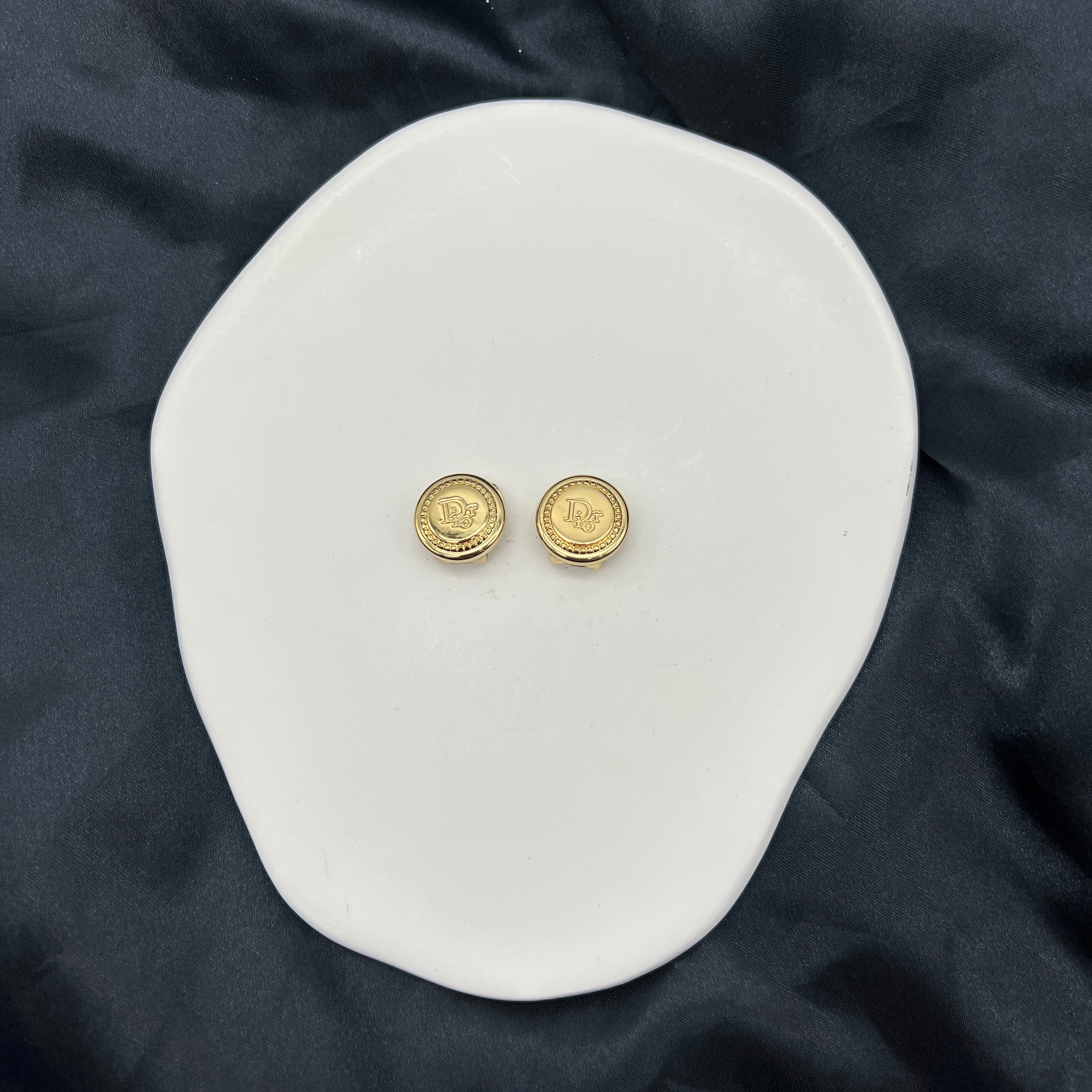 Christian Dior Vintage Dior Logo Golden Plate Clip-On Earrings – diorellame